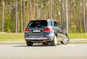 Grey Mercedes-Benz gle-500 2016 in Riga, with an engine capacity of 3.00 L and mileage of 248 thousand km for 20990 €, photo 7 on AUTOMOTO.COM.LV