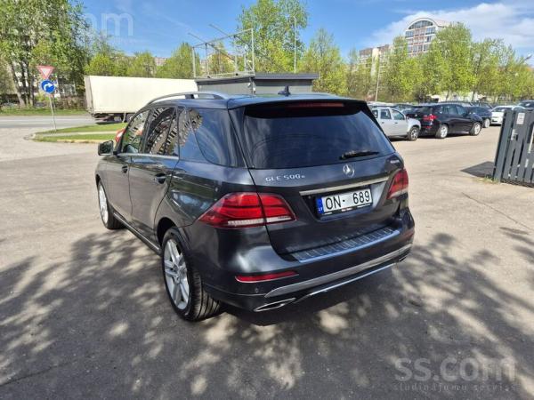 Серый Мерседес GLE 500 2016 в Рига, объемом двигателя 3.00 л и пробегом 248 тыс. км за 20990 €, фото 8 на AUTOMOTO.COM.LV