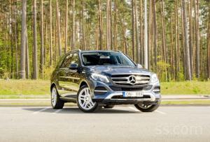 Grey Mercedes-Benz gle-500 2016 in Riga, with an engine capacity of 3.00 L and mileage of 248 thousand km for 19490 €, photo 3 on AUTOMOTO.COM.LV