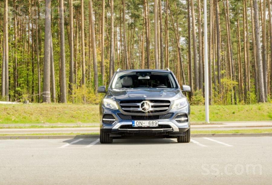 Grey Mercedes-Benz gle-500 2016 in Riga, with an engine capacity of 3.00 L and mileage of 248 thousand km for 19490 €, photo 4 on AUTOMOTO.COM.LV