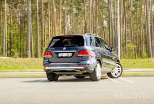 Grey Mercedes-Benz gle-500 2016 in Riga, with an engine capacity of 3.00 L and mileage of 248 thousand km for 19490 €, photo 6 on AUTOMOTO.COM.LV