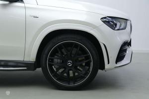 White Mercedes-Benz GLE 53 AMG 2021 in Vilnius, with an engine capacity of 3.00 L and mileage of 113 thousand km for 59990 €, photo 5 on AUTOMOTO.COM.LV