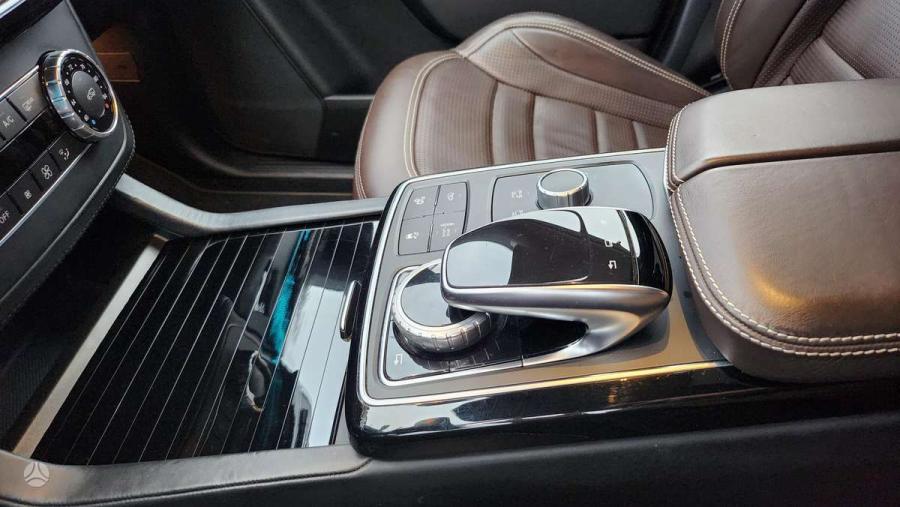 White Mercedes-Benz GLE 63 AMG 2015 in Tallinn, with an engine capacity of 5.46 L and mileage of 19 thousand km for 55000 €, photo 32 on AUTOMOTO.COM.LV