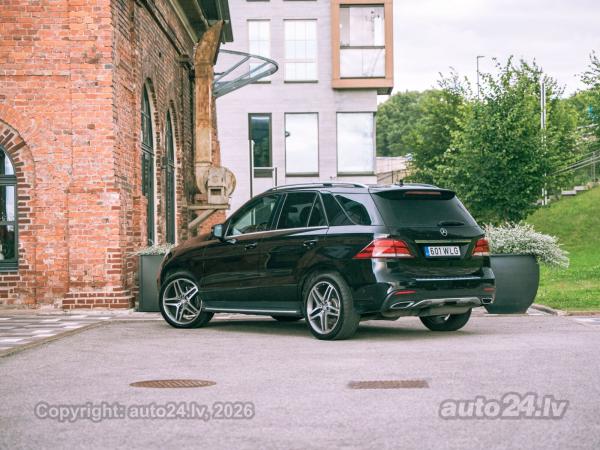 Melns Mercedes-Benz GLE-Class 2016 Tallina, ar dzinēja tilpumu 3.00 L un nobraukumu 166 tūkst. km par 31000 €, foto 3 vietnē AUTOMOTO.COM.LV