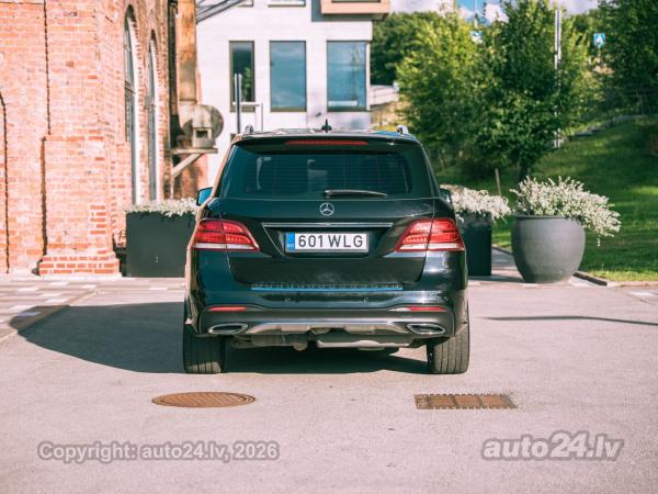 Melns Mercedes-Benz GLE-Class 2016 Tallina, ar dzinēja tilpumu 3.00 L un nobraukumu 166 tūkst. km par 31000 €, foto 4 vietnē AUTOMOTO.COM.LV