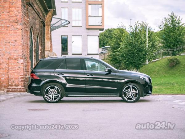 Melns Mercedes-Benz GLE-Class 2016 Tallina, ar dzinēja tilpumu 3.00 L un nobraukumu 166 tūkst. km par 31000 €, foto 6 vietnē AUTOMOTO.COM.LV