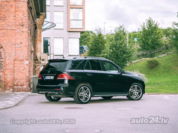 Melns Mercedes-Benz GLE-Class 2016 Tallina, ar dzinēja tilpumu 3.00 L un nobraukumu 166 tūkst. km par 31000 €, foto 5 vietnē AUTOMOTO.COM.LV
