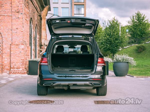 Melns Mercedes-Benz GLE-Class 2016 Tallina, ar dzinēja tilpumu 3.00 L un nobraukumu 166 tūkst. km par 31000 €, foto 9 vietnē AUTOMOTO.COM.LV