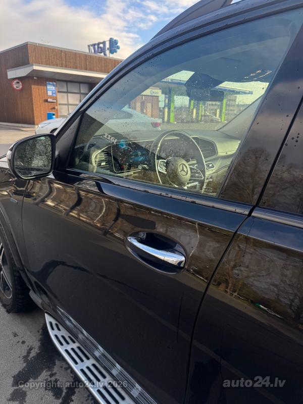 Melns Mercedes-Benz GLE-Class 2021 Tallina, ar dzinēja tilpumu 2.00 L un nobraukumu 78 tūkst. km par 55900 €, foto 3 vietnē AUTOMOTO.COM.LV
