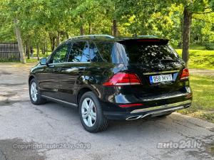 Melns Mercedes-Benz GLE-Class 2015 Tallina, ar dzinēja tilpumu 3.00 L un nobraukumu 328 tūkst. km par 26000 €, foto 5 vietnē AUTOMOTO.COM.LV