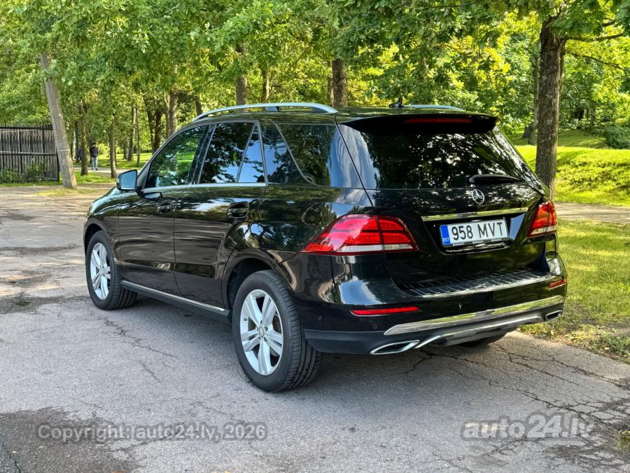 Melns Mercedes-Benz GLE-Class 2015 Tallina, ar dzinēja tilpumu 3.00 L un nobraukumu 328 tūkst. km par 26000 €, foto 5 vietnē AUTOMOTO.COM.LV