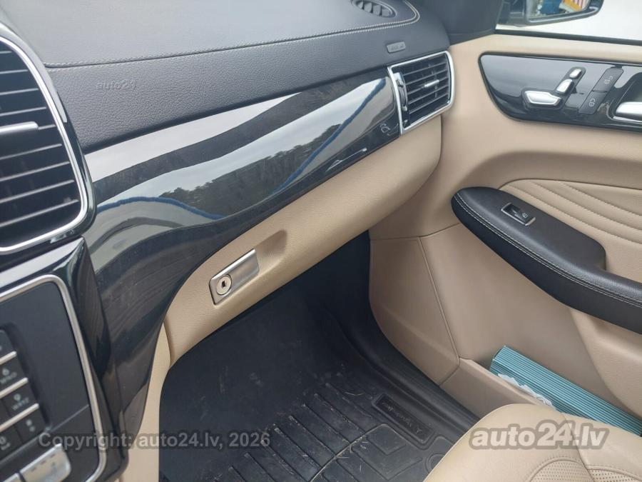 Blue Mercedes-Benz GLE-Class 2017 in Tallinn, with an engine capacity of 3.00 L and mileage of 153 thousand km for 27500 €, photo 8 on AUTOMOTO.COM.LV