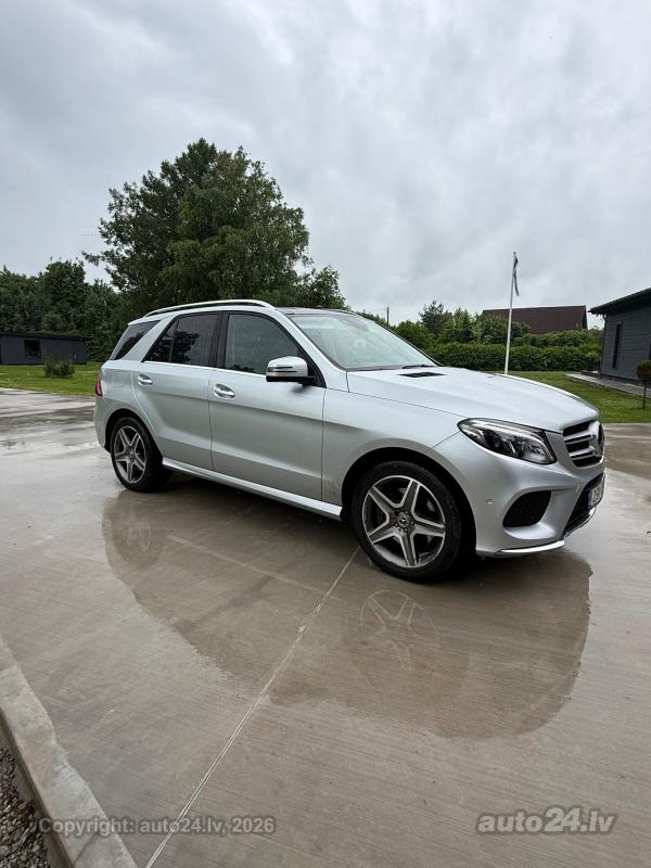 Grey Mercedes-Benz GLE-Class 2019 in Narva, with an engine capacity of 3.00 L and mileage of 271 thousand km for 25000 €, photo 3 on AUTOMOTO.COM.LV