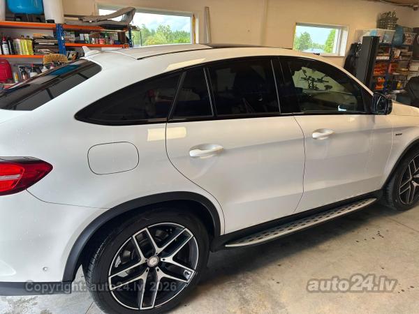 White Mercedes-Benz GLE-Class 2016 in Tallinn, with an engine capacity of 3.00 L and mileage of 141 thousand km for 32500 €, photo 3 on AUTOMOTO.COM.LV