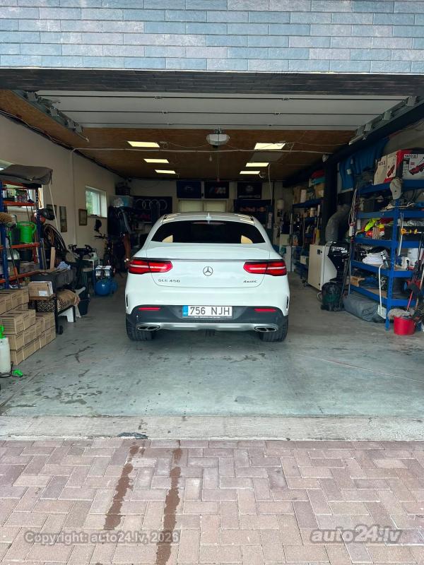 White Mercedes-Benz GLE-Class 2016 in Tallinn, with an engine capacity of 3.00 L and mileage of 141 thousand km for 32500 €, photo 4 on AUTOMOTO.COM.LV