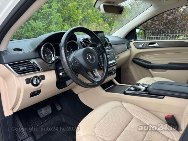 White Mercedes-Benz GLE-Class 2017 in Tallinn, with an engine capacity of 3.00 L and mileage of 99 thousand km for 27000 €, photo 4 on AUTOMOTO.COM.LV