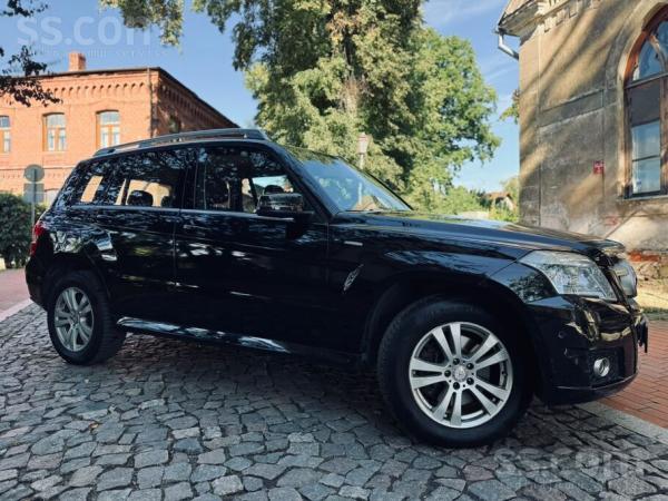 Black Mercedes-Benz glk-200 2011 in Cesis, with an engine capacity of 2.20 L and mileage of 0 thousand km for 7790 €, photo 3 on AUTOMOTO.COM.LV