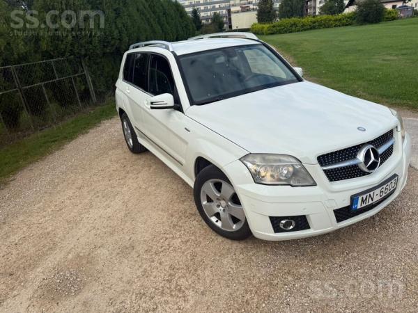 White Mercedes-Benz glk-200 2011 in Riga, with an engine capacity of 2.10 L and mileage of 301 thousand km for 8900 €, photo 3 on AUTOMOTO.COM.LV
