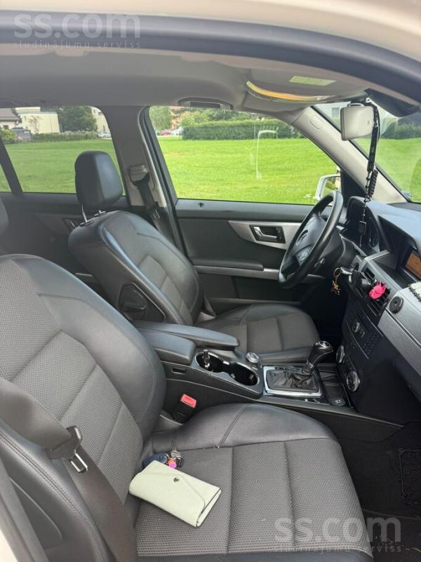 White Mercedes-Benz glk-200 2011 in Riga, with an engine capacity of 2.10 L and mileage of 301 thousand km for 8900 €, photo 4 on AUTOMOTO.COM.LV