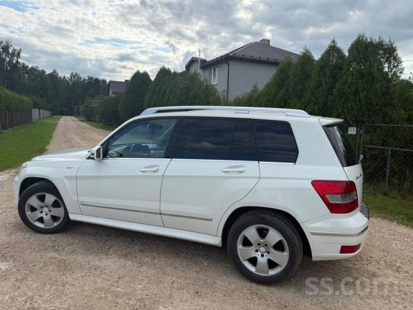 White Mercedes-Benz glk-200 2011 in Riga, with an engine capacity of 2.10 L and mileage of 301 thousand km for 8900 €, photo 6 on AUTOMOTO.COM.LV