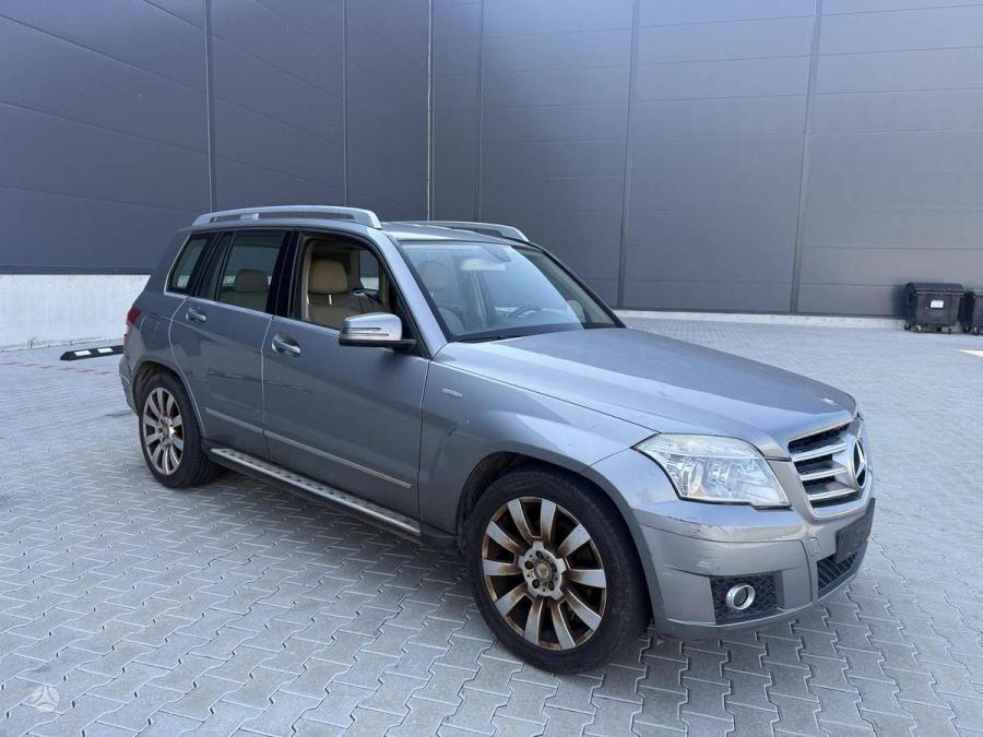 Grey Mercedes-Benz GLK 220 2010 in Siauliai, with an engine capacity of 2.14 L and mileage of 270 thousand km for 5700 €, photo 4 on AUTOMOTO.COM.LV
