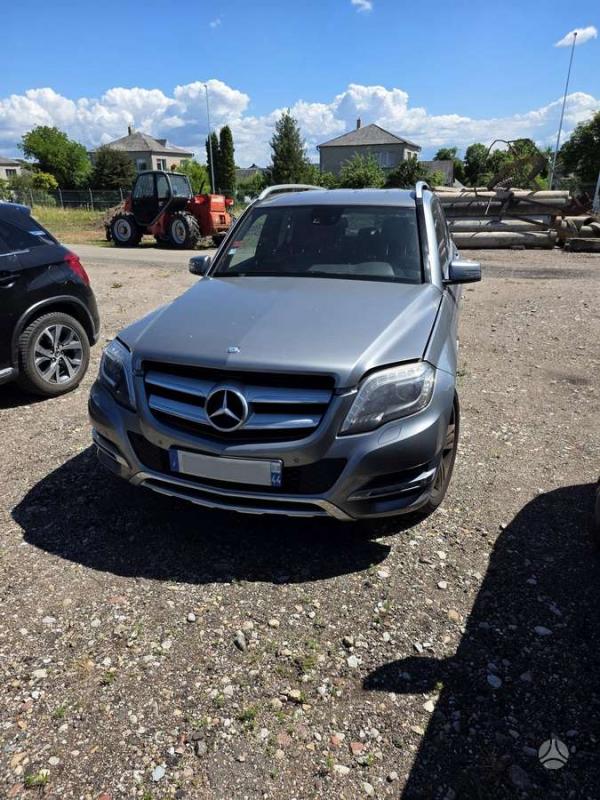 Grey Mercedes-Benz GLK 220 2012 in Taurage, with an engine capacity of 2.14 L and mileage of 200 thousand km for 6999 €, photo 1 on AUTOMOTO.COM.LV