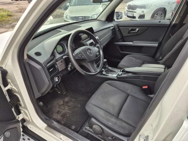 Mercedes-Benz GLK 220 2010 Utena vietnē Balts Mercedes-Benz GLK 220 2010 Utena, ar dzinēja tilpumu 2.14 L un nobraukumu 400 tūkst. km par 3990 €, foto 7 vietnē AUTOMOTO.COM.LV
