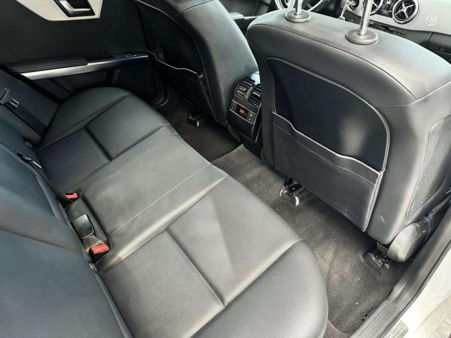 White Mercedes-Benz GLK 220 2013 in Marijampole, with an engine capacity of 2.14 L and mileage of 296 thousand km for 8300 €, photo 19 on AUTOMOTO.COM.LV