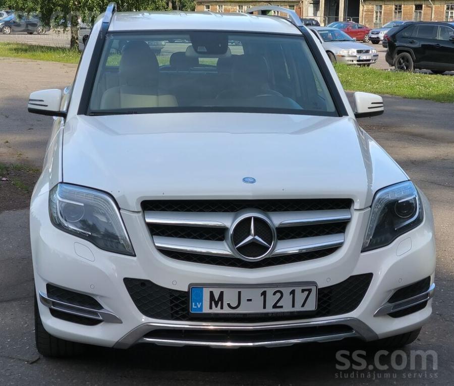 White Mercedes-Benz GLK 220 2014 in Riga, with an engine capacity of 2.20 L and mileage of 202 thousand km for 14900 €, photo 3 on AUTOMOTO.COM.LV