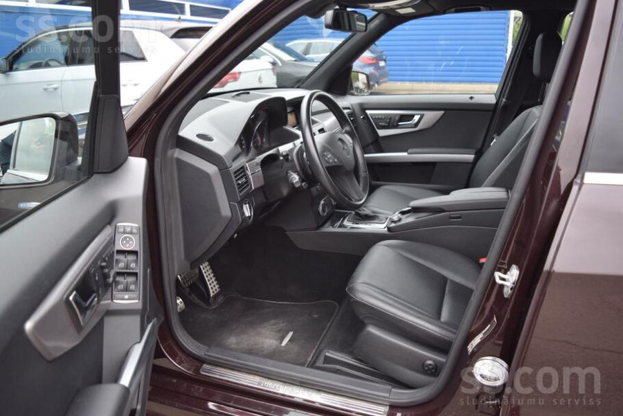 Violet Mercedes-Benz glk-250 2011 in Riga, with an engine capacity of 2.20 L and mileage of 131 thousand km for 11900 €, photo 4 on AUTOMOTO.COM.LV