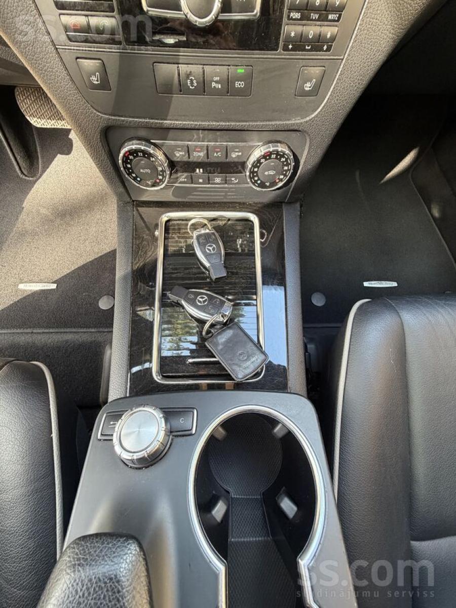 White Mercedes-Benz glk-250 2013 in Riga, with an engine capacity of 2.10 L and mileage of 200 thousand km for 13800 €, photo 13 on AUTOMOTO.COM.LV