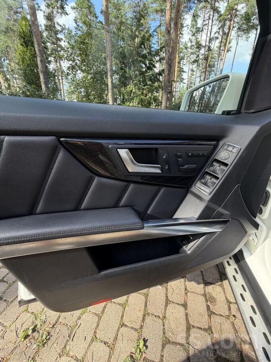 White Mercedes-Benz glk-250 2013 in Riga, with an engine capacity of 2.10 L and mileage of 200 thousand km for 13800 €, photo 14 on AUTOMOTO.COM.LV