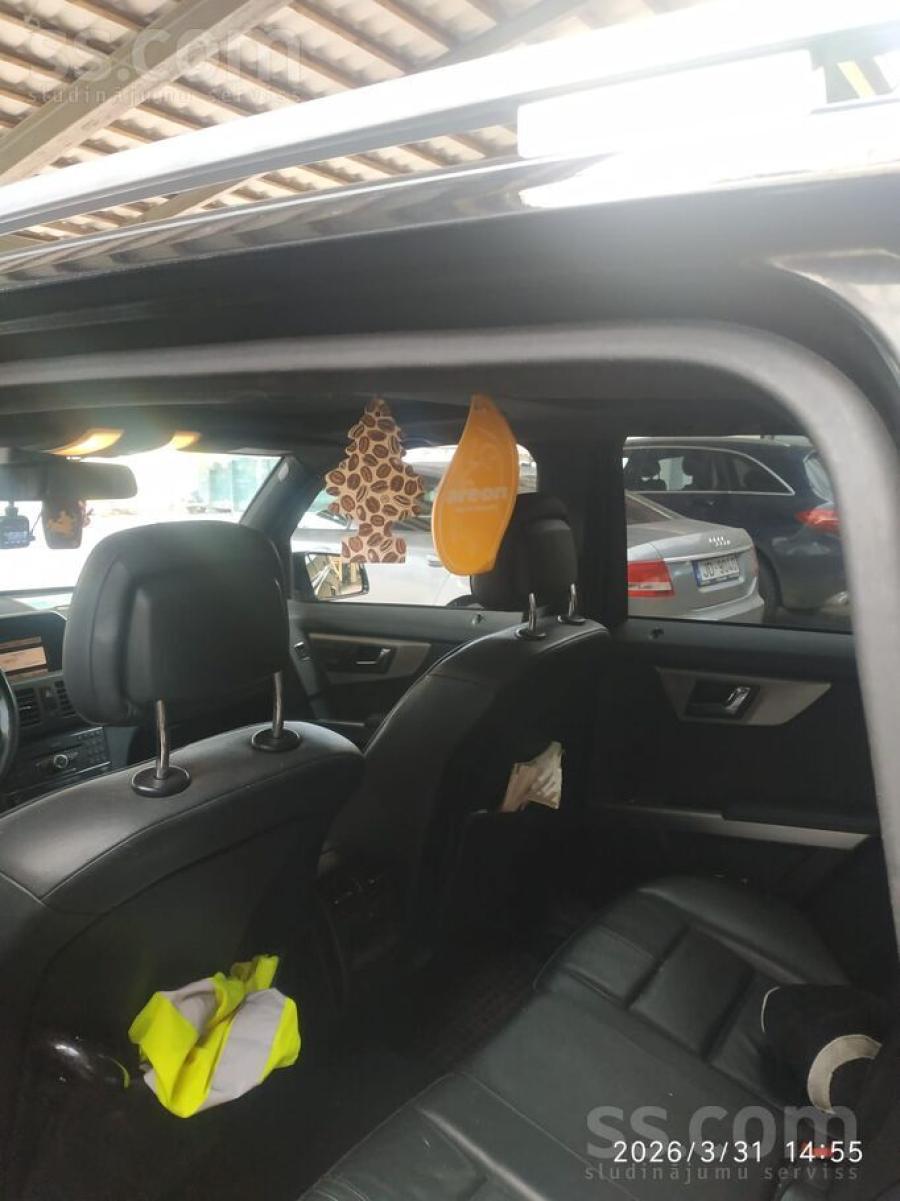 Black Mercedes-Benz GLK 300 2009 in Riga, with an engine capacity of 3.00 L and mileage of 433 thousand km for 6300 €, photo 4 on AUTOMOTO.COM.LV