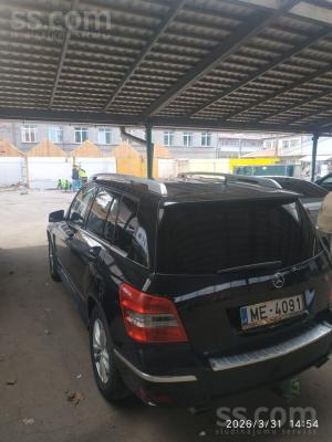 Black Mercedes-Benz GLK 300 2009 in Riga, with an engine capacity of 3.00 L and mileage of 433 thousand km for 6300 €, photo 7 on AUTOMOTO.COM.LV