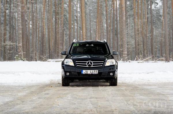 Black Mercedes-Benz GLK 320 2008 in Riga, with an engine capacity of 3.00 L and mileage of 269 thousand km for 6590 €, photo 3 on AUTOMOTO.COM.LV