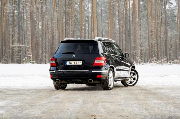 Black Mercedes-Benz GLK 320 2008 in Riga, with an engine capacity of 3.00 L and mileage of 269 thousand km for 6590 €, photo 5 on AUTOMOTO.COM.LV