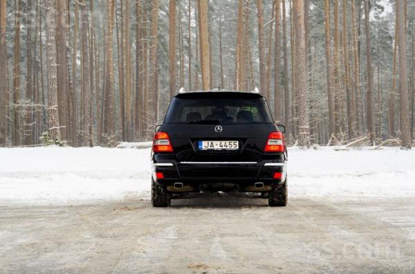 Black Mercedes-Benz GLK 320 2008 in Riga, with an engine capacity of 3.00 L and mileage of 269 thousand km for 6590 €, photo 6 on AUTOMOTO.COM.LV