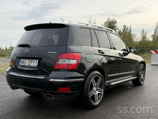 Mercedes-Benz GLK 320 2008 in Liepaja on AUTOMOTO.COM.LV Black Mercedes-Benz GLK 320 2008 in Liepaja, with an engine capacity of 3.00 L and mileage of 312 thousand km for 5400 €, photo 5 on AUTOMOTO.COM.LV