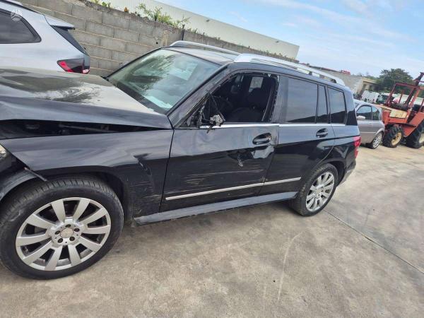 Black Mercedes-Benz GLK 320 2009 in Taurage, with an engine capacity of 2.99 L and mileage of 209 thousand km for 3900 €, photo 3 on AUTOMOTO.COM.LV