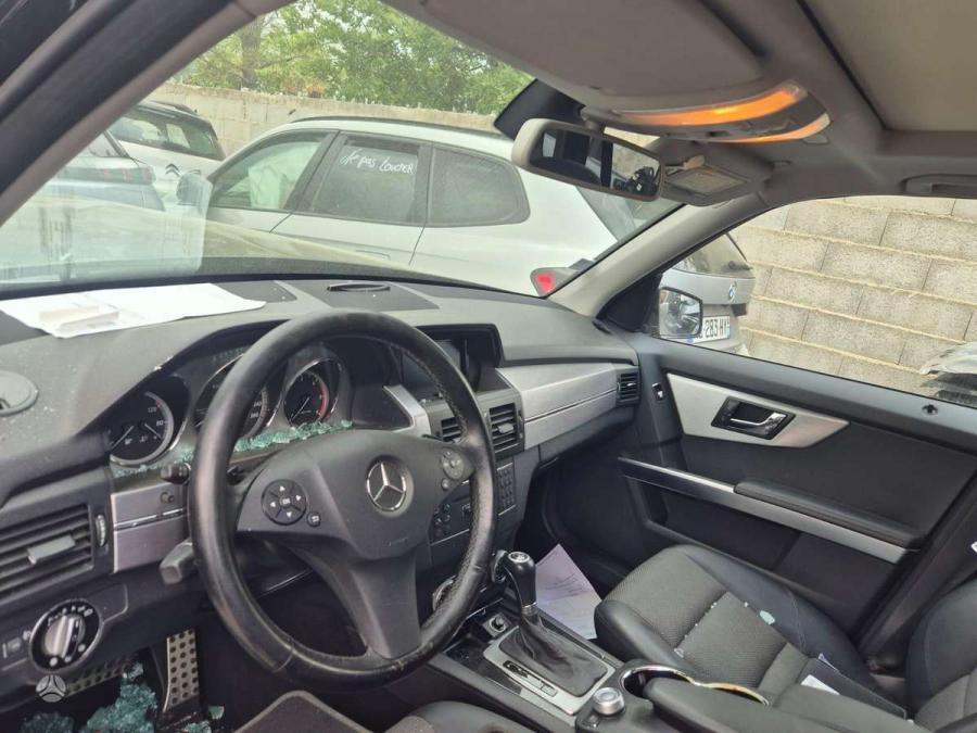 Black Mercedes-Benz GLK 320 2009 in Taurage, with an engine capacity of 2.99 L and mileage of 209 thousand km for 3900 €, photo 6 on AUTOMOTO.COM.LV