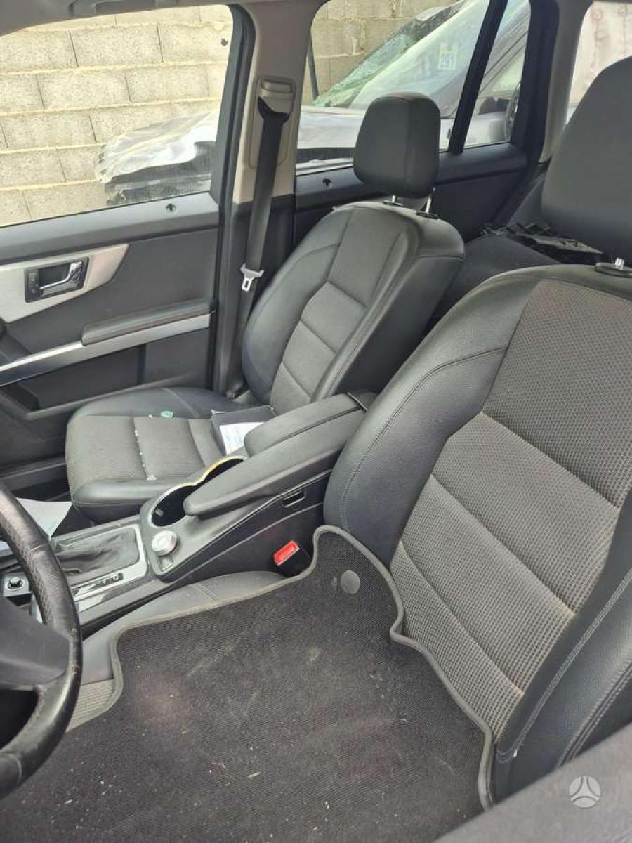 Black Mercedes-Benz GLK 320 2009 in Taurage, with an engine capacity of 2.99 L and mileage of 209 thousand km for 3900 €, photo 9 on AUTOMOTO.COM.LV