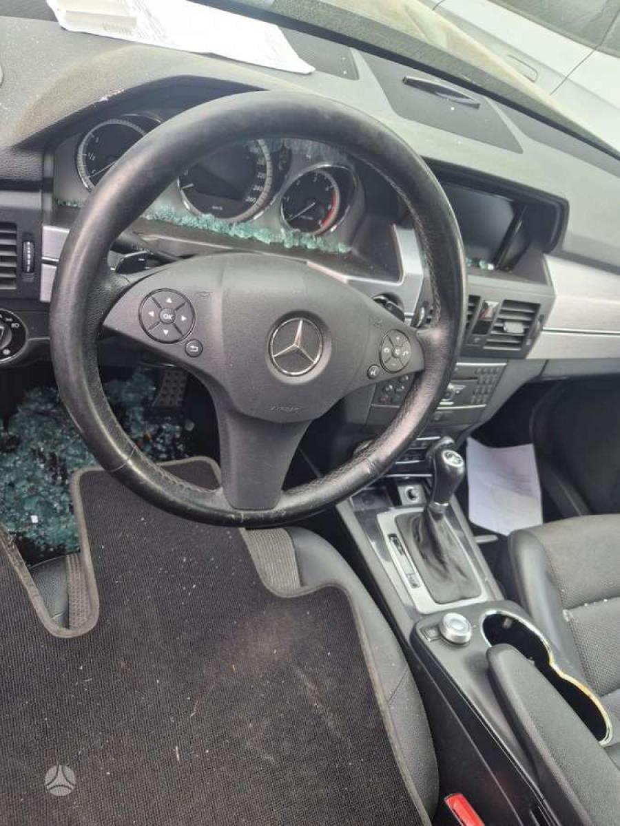 Black Mercedes-Benz GLK 320 2009 in Taurage, with an engine capacity of 2.99 L and mileage of 209 thousand km for 3900 €, photo 10 on AUTOMOTO.COM.LV