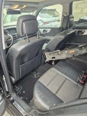Black Mercedes-Benz GLK 320 2009 in Taurage, with an engine capacity of 2.99 L and mileage of 209 thousand km for 3900 €, photo 11 on AUTOMOTO.COM.LV