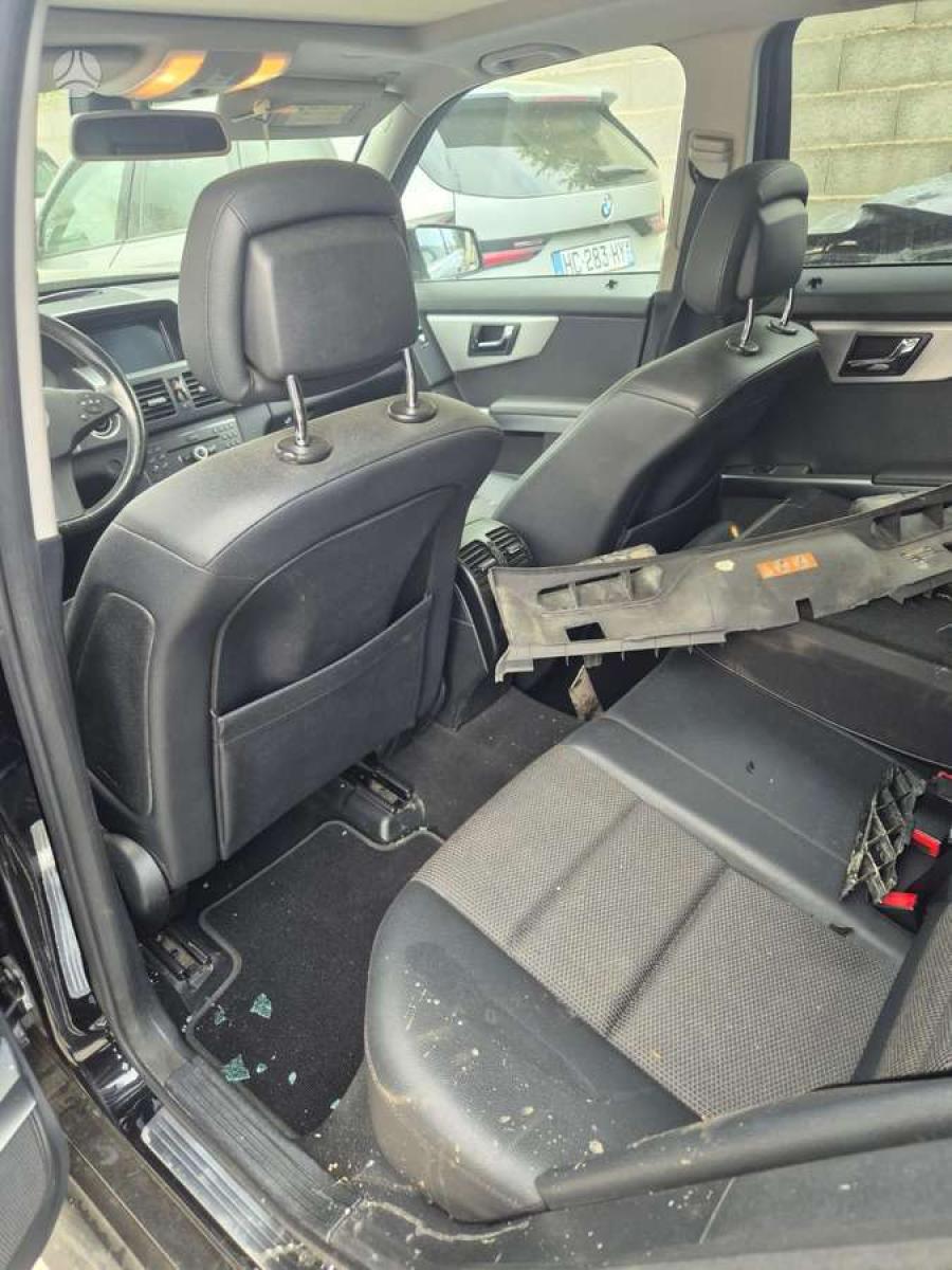 Black Mercedes-Benz GLK 320 2009 in Taurage, with an engine capacity of 2.99 L and mileage of 209 thousand km for 3900 €, photo 11 on AUTOMOTO.COM.LV