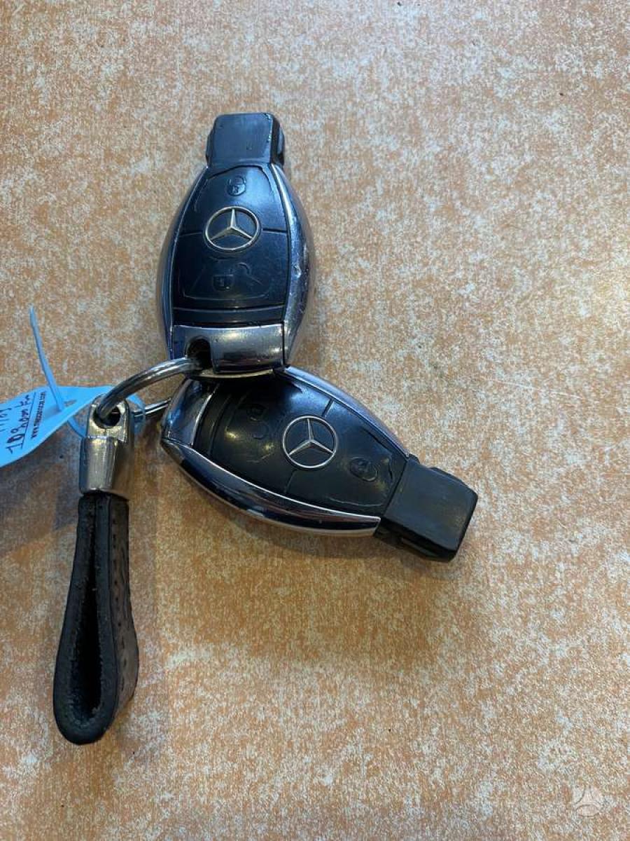 Black Mercedes-Benz GLK 320 2009 in Taurage, with an engine capacity of 2.99 L and mileage of 210 thousand km for 3900 €, photo 19 on AUTOMOTO.COM.LV