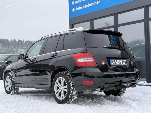 Black Mercedes-Benz GLK 320 2010 in Vilnius, with an engine capacity of 3.00 L and mileage of 215 thousand km for 7950 €, photo 3 on AUTOMOTO.COM.LV
