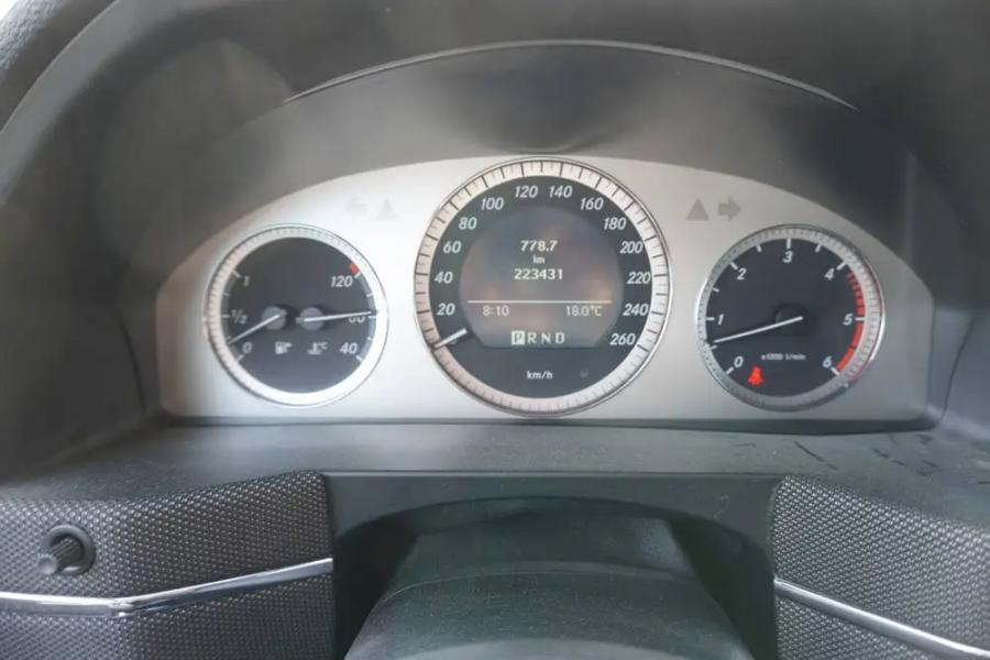 Pelēks Mercedes-Benz GLK 320 2008 Talsi, ar dzinēja tilpumu 3.00 L un nobraukumu 223 tūkst. km par 7500 €, foto 6 vietnē AUTOMOTO.COM.LV