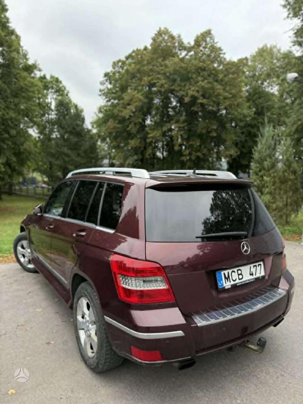 Red Mercedes-Benz GLK 320 2009 in Kaunas, with an engine capacity of 0.00 L and mileage of 330 thousand km for 3550 €, photo 3 on AUTOMOTO.COM.LV