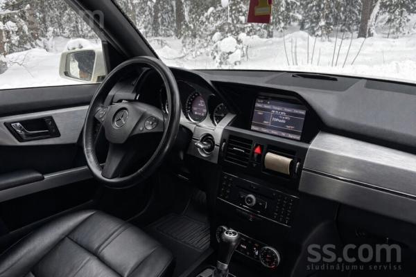 White Mercedes-Benz GLK 320 2008 in Daugavpils, with an engine capacity of 3.00 L and mileage of 193 thousand km for 7200 €, photo 2 on AUTOMOTO.COM.LV