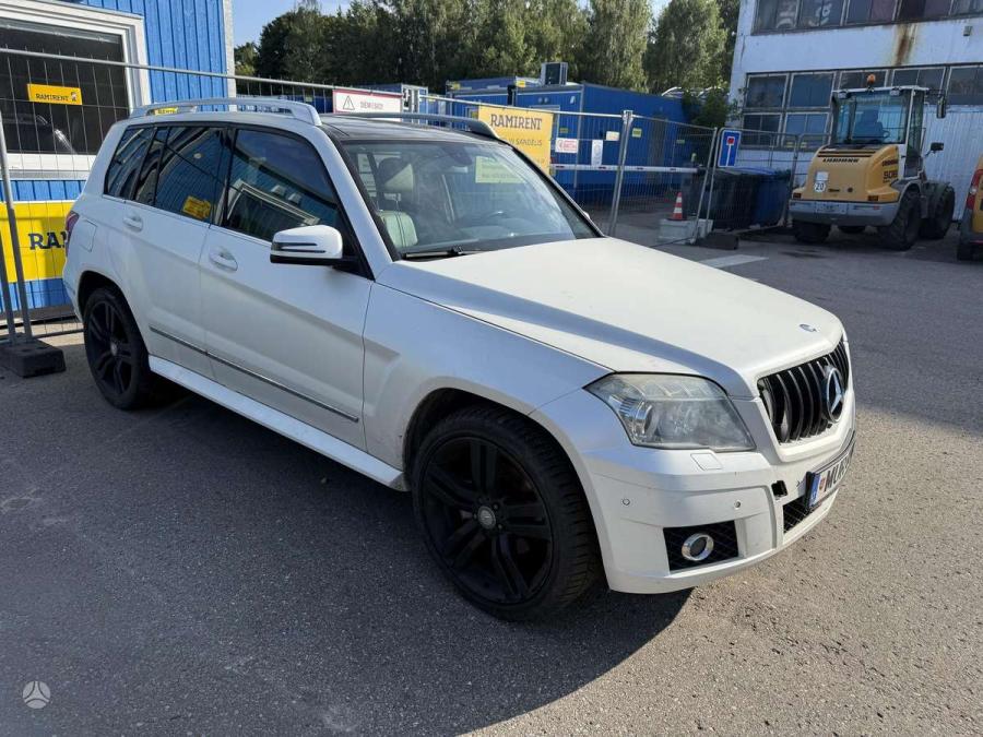 White Mercedes-Benz GLK 320 2009 in Vilnius, with an engine capacity of 2.99 L and mileage of 364 thousand km for 2950 €, photo 4 on AUTOMOTO.COM.LV
